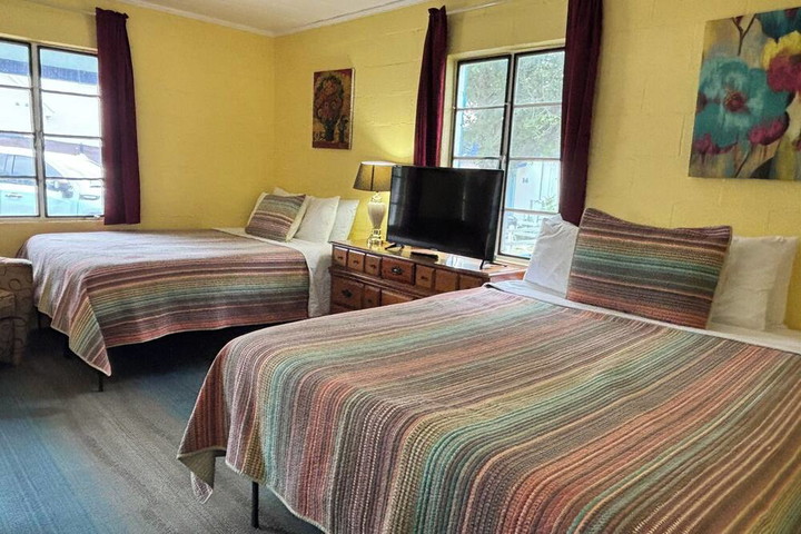 Studio Cabin #3 - Sleeps 4 - Kingsland, TX