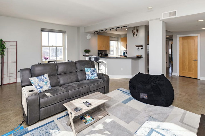 Spacious 2br 2ba With Parking, Gorgeous Skyline View, And Direct Skywalk Access! - Ankeny, IA