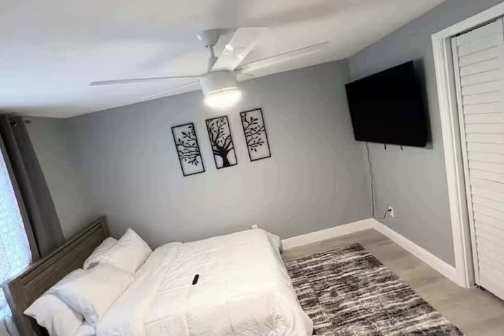 Open Home Suites - 3 Bed 1 Bath - Hillsborough County, FL