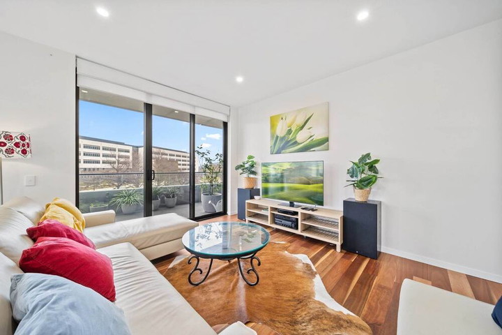 Inner-city 2-bed With Large Balcony, Garden & Gym - Belconnen