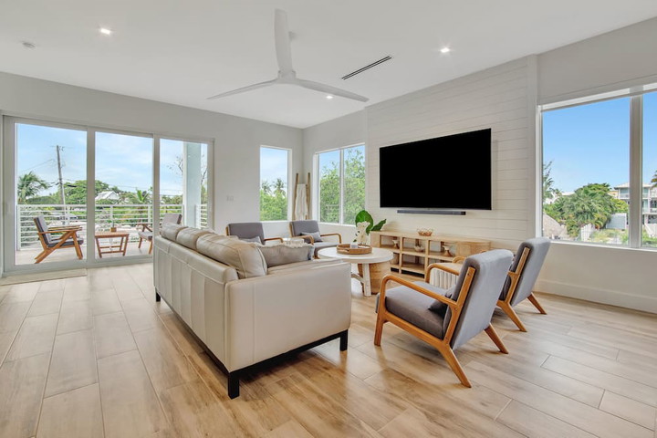 Keys Casa: Elegant Waterfront Retreat, Sleeps 16, Elevator, Private Dock, Putt-putt - Key Largo