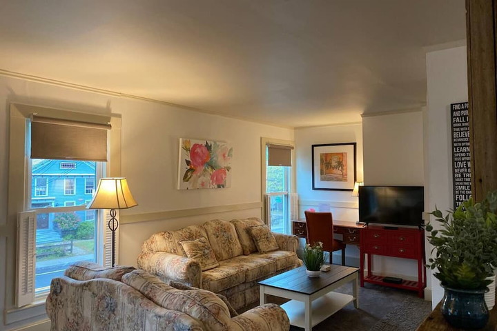 2-bdr Apt In Town, By The Water - The Berkshires, MA