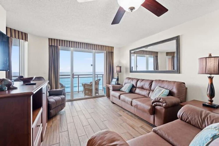 Beautiful Oceanfront Condo Near Cherry Grove! A Few Miles From Barefoot Landing! - North Myrtle Beach, SC