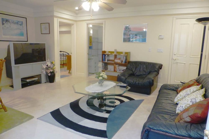 Spacious Contemporary Style Lower Guest Apartment, Private Entry, Walk To Beach! - Hermosa Beach, CA