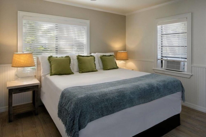 Two Bedroom Ocean Front Suite W/kitchenette, Pool, Free Parking & Pet Friendly - Islamorada, FL