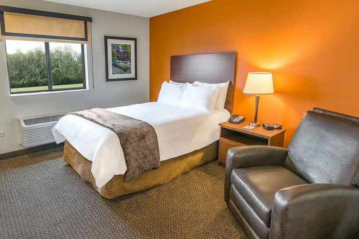 Extended Stay Comfort With Full Kitchen, Pet-friendly & Grilling Pavilion - Marquette, MI