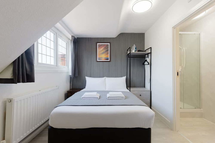 Comfortable King Room With Private Bathroom - Watford