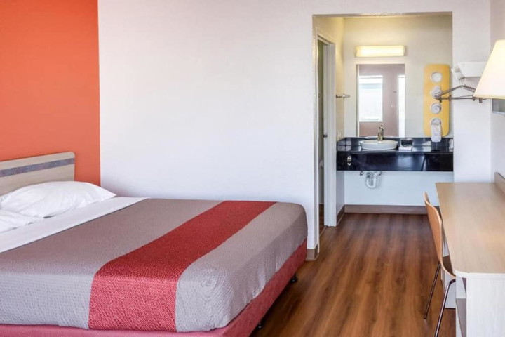 Bakersfield |1 Full Bed | Ada/tub - Bakersfield, CA