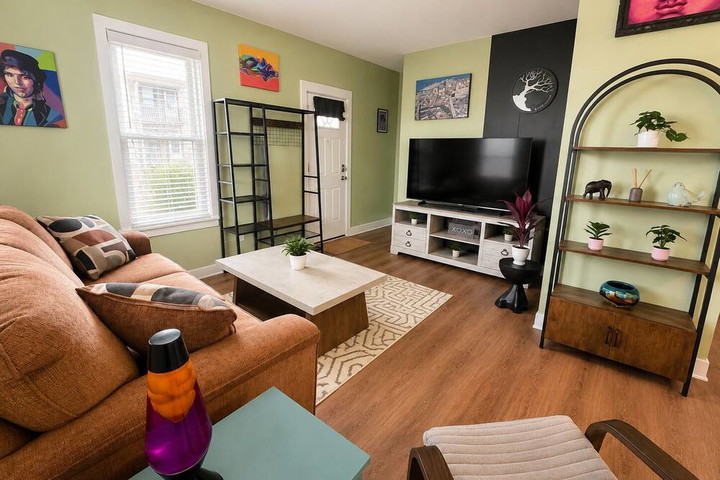Cleveland 3br Getaway Near Edgewater Beach & Downtown - Parma, OH