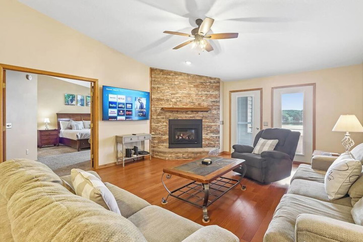 Suzanne`s Beachfront Penthouse - Lake Delton, WI