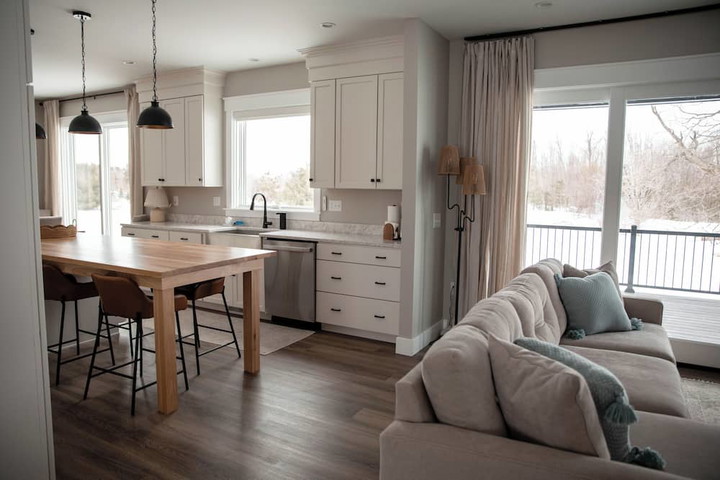 New Modern Farmhouse Retreat On 2 Private Acres Near Petoskey & Ski Resorts - Petoskey, MI