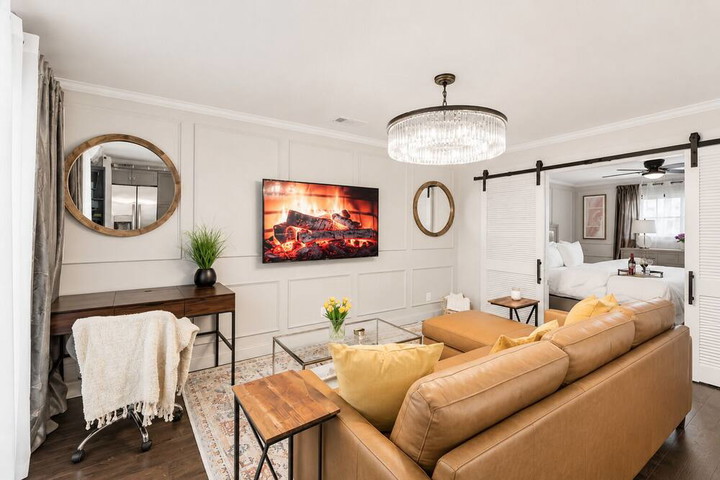 Indulge In A Stylish Dallas Stay With A King Hybrid Bed, High-speed Wi-fi, And An Award-winning Courtyard Oasissteps From Deep Ellum, Lakewood, And Downtown. -