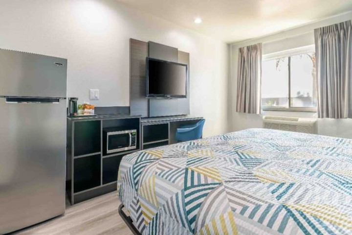 1 King Bed | Mobil Acc Ri Shwr Suite Nsmk - Menifee, CA