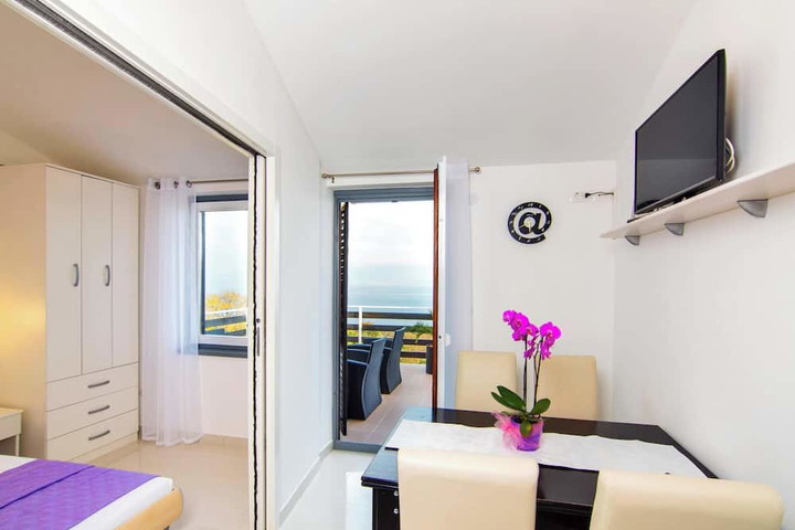 Apartment With Large Terrace And Magnificant Sea View, 300 M From The Beach +Ps4 - Chorwacja