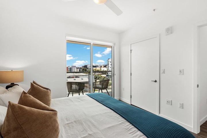 Golden Hour' Penthouse Retreat Beach Walk To Pier, Promenade 2 Balconies Poolgym - California