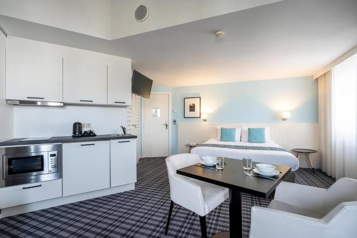 Art Deco Ostend Escape With Private Kitchen, Stylish Comfort & Beach Nearby - Bredene