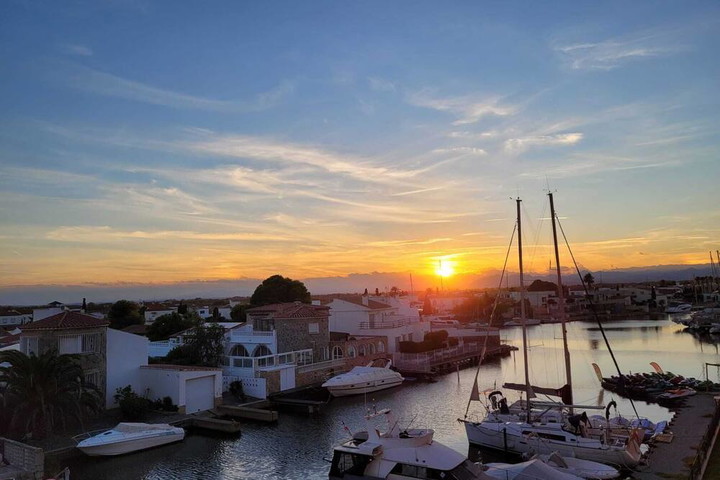 Magnificent 2-bedroom Apartment Sleeps 5 With Marina And Sea Views - Roses