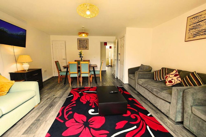 Roomy Spark Home With Parking, Garden, Wi-fi - Telford