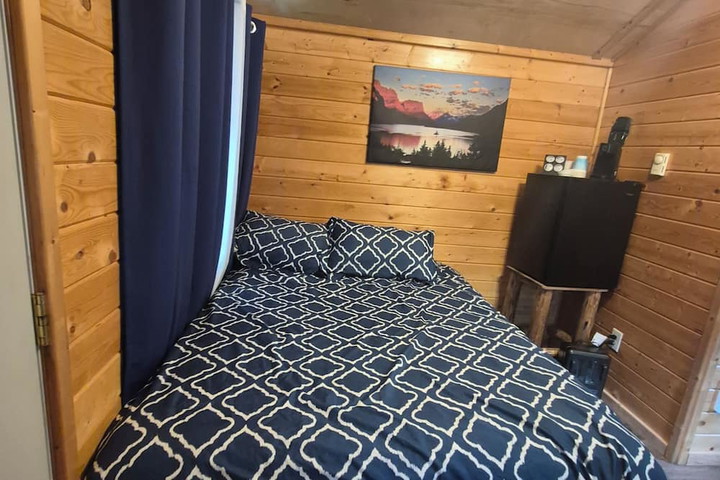 Single Family Room, 2bed W/ Ensuite Bathroom - Glacier National Park