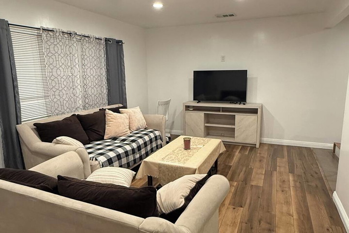 Cozy 2-bedroom House In Amazing Downey With Central Air & Private Parking For 2 - 唐尼