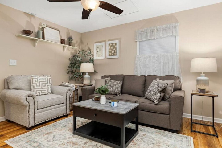 Bumble Bee Cottage - Quiet Comfort For 2 - Peoria, IL