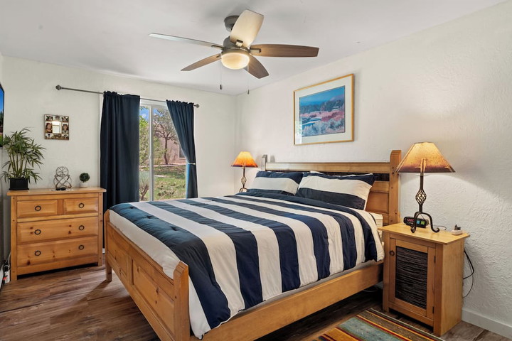 Fort Marcy 33 | Walk To Plaza | Kiva Fireplace | Full Kitchen | Hot Tub | Pool | Single Level - Santa Fe, NM