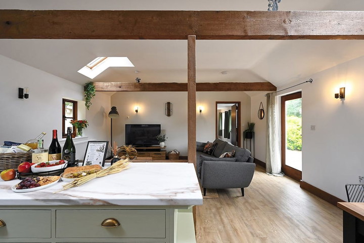 Squirrel Cottage -  A Holiday Let That Sleeps 6 Guests  In 3 Bedrooms - Folkestone