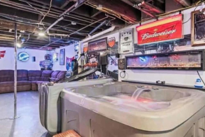The Coolest Most Fun House With Pool Hot Tub Pool Table Air Hockey And Much More - Springfield, IL