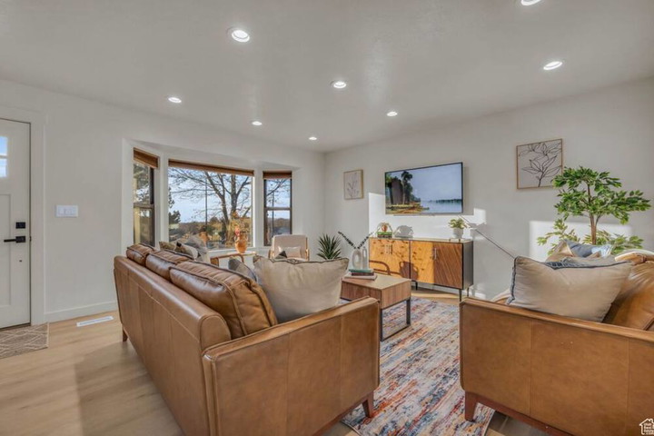 Modern 5-bedroom Family Home In Sandy Utah - Sandy, UT
