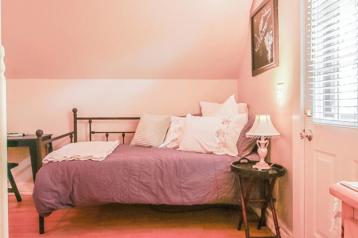 Cozy, Budget-friendly Eurekan Room In Historical B&b For Solo Travel-the Peddler - Arkansas