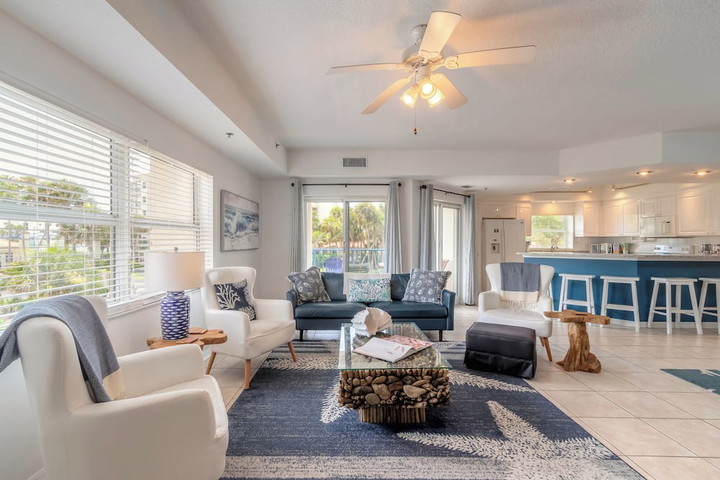 Beach Resort Bliss- Two Heated Pools, Gym, Hot Tubs, Sauna, Beach Supplies. - Edgewater, FL
