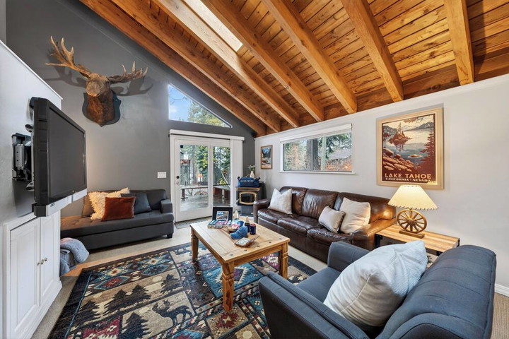 Incline Pines Retreat | Private Hottub + Wraparound Deck + Views | Near Dining - Incline Village