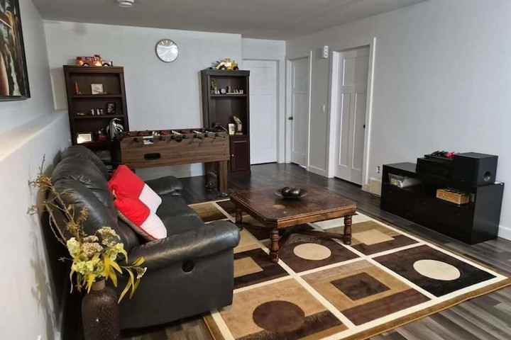 Home Sweet Home In Red Deer  Alberta!! We Offer 5 Bedrooms For Your Family Stay! - Red Deer