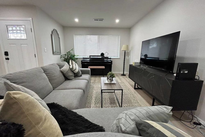 Luxostays | Spacious Getaway Near Six Flags & Napa Valley - American Canyon, CA
