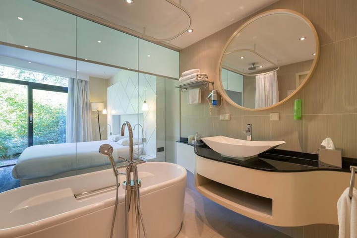 Relaxing Stay Near Eindhoven With Easy Access & On-site Dining! Pool - North Brabant