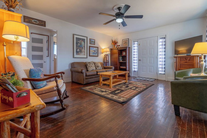 Buffalo Cabin- Historic Cabin, Wraparound Porch, Pet Friendly, Walk To Downtown Cody - Cody, WY