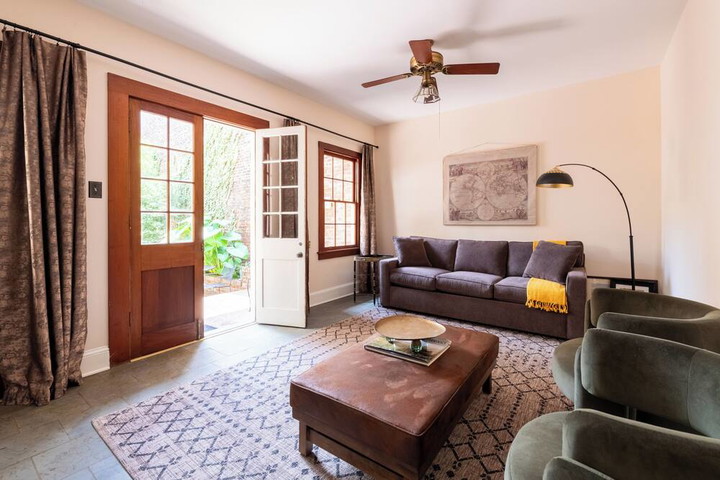 French Quarter Entire Private Courtyard House -Ac, Wifi + Paid Parking - Gretna, LA