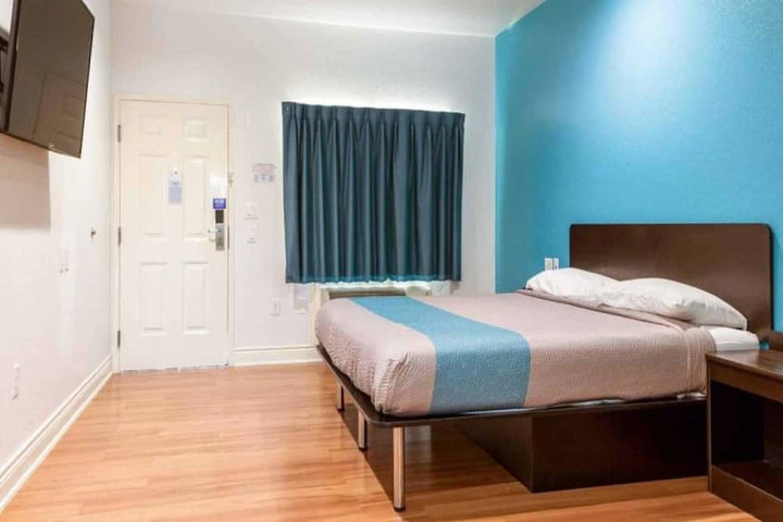1 King Bed | Business, Smoking, Micfridge - Houston, TX
