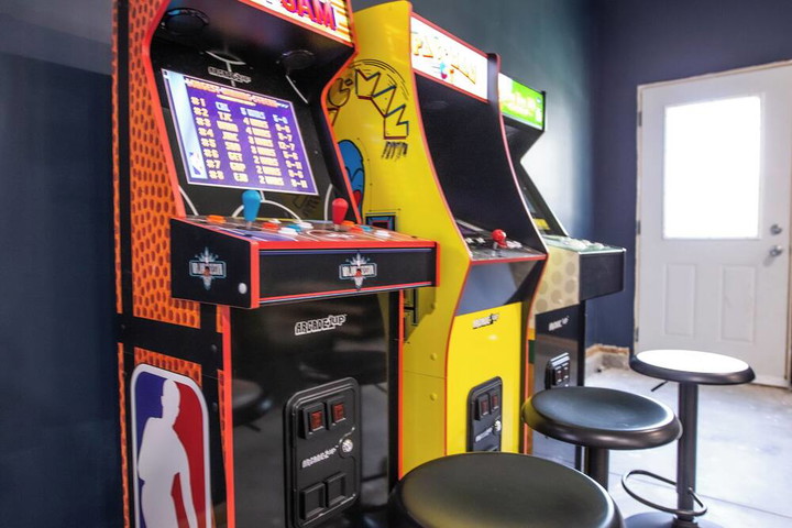 Farnamfieldhouse+hottub+epicgameroom+firepit+mural - Omaha, NE