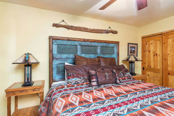 Fort Marcy 57 | Walk To Plaza | Kiva Fireplace | Full Kitchen | Hot Tub | Pool | Single Level - Santa Fe, NM