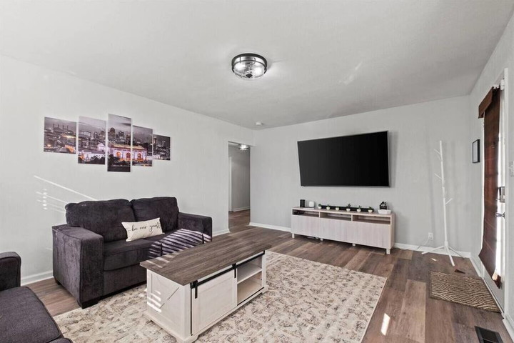 Charming Bungalow With Spacious Yard - Overland Park, KS