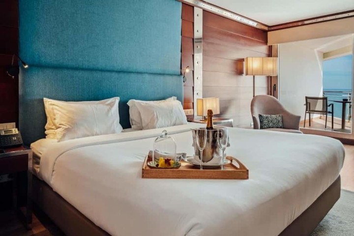 Sesimbra Oceanfront Hotel | Ocean View Suite | Indoor & Outdoor Pools - Sesimbra