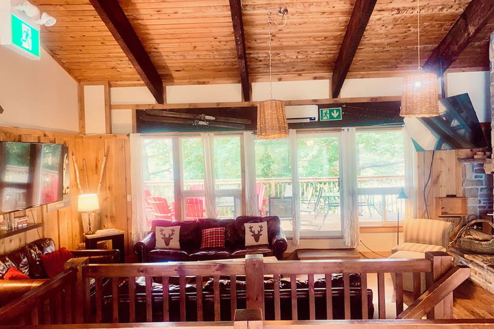 Amazing Blue Mountain  Chalet With Hot Tub,9 Bedrooms, Sleeps 20,pet Friendly. - Collingwood