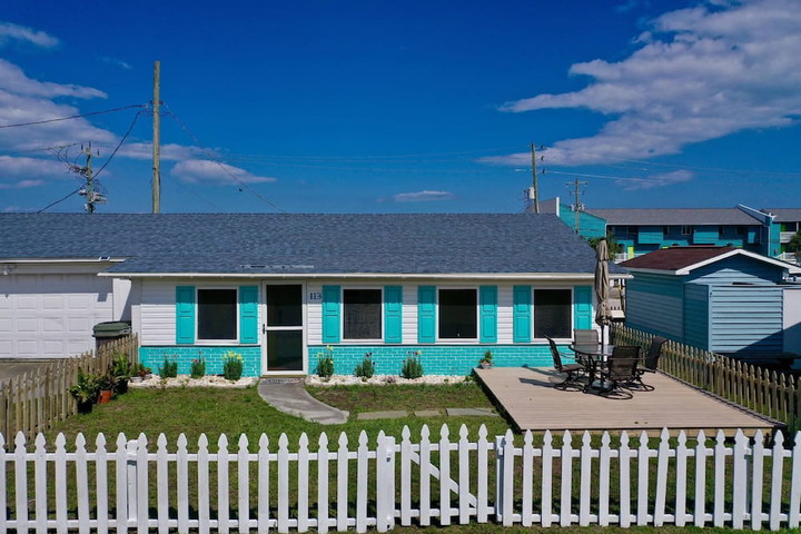 Adorable Beach Cottage,1 Block From Beach + Kure Beach Pier, Dog Friendly With Fence - Kure Beach, NC