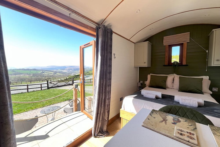 Highland View - A Shepherds Hut That Sleeps 2 Guests In 1 Bedroom - Rhayader