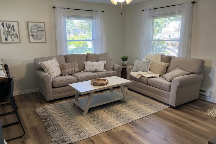 Avon Lake Updated 2 Bedroom Cottage Near Lake Erie On Very Quite Wooded Street - Avon, OH