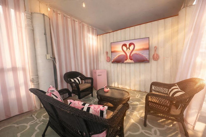 Let's Flamingo Tybee Cottage: Free Golf Cart, Hot Tub Cabana, 2 Kings, Sleeps 6 - フロリダ州
