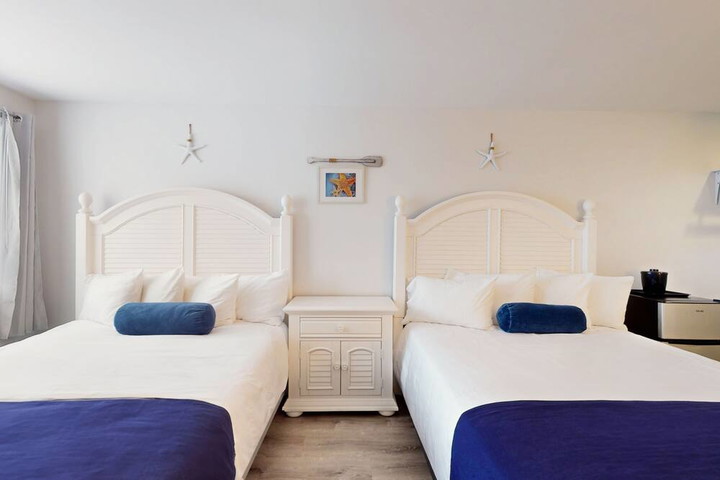 Double Queen Room For A Cozy Group Stay - Cape May, NJ