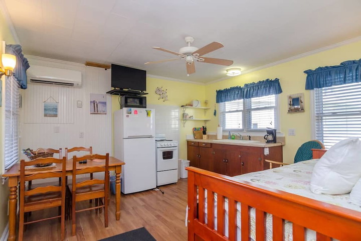 1 Br Efficiency In Private Historic Motel W Pool! - Kure Beach, NC