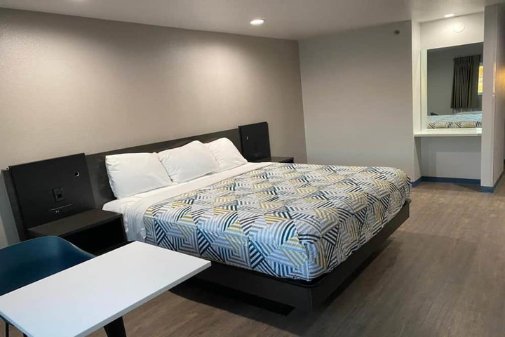 Cozy King Bed Ada Room|free Parking - Laughlin, NV